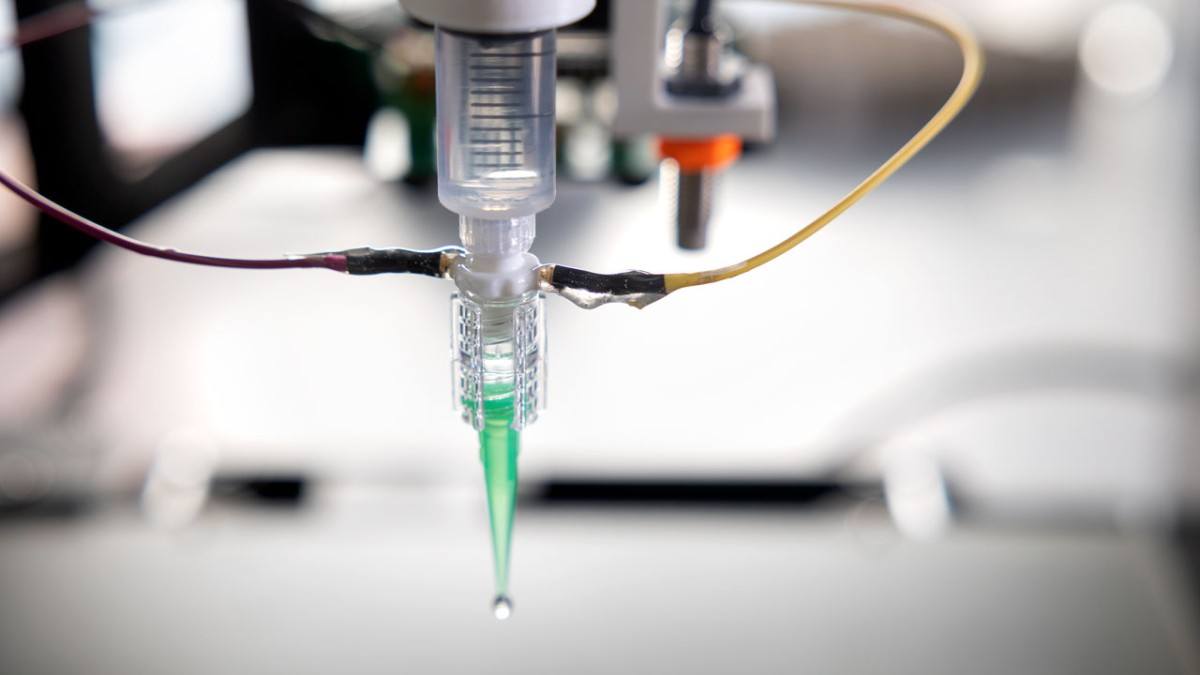A ‘smart syringe’ for producing living tissue - Alumni, parents, and ...